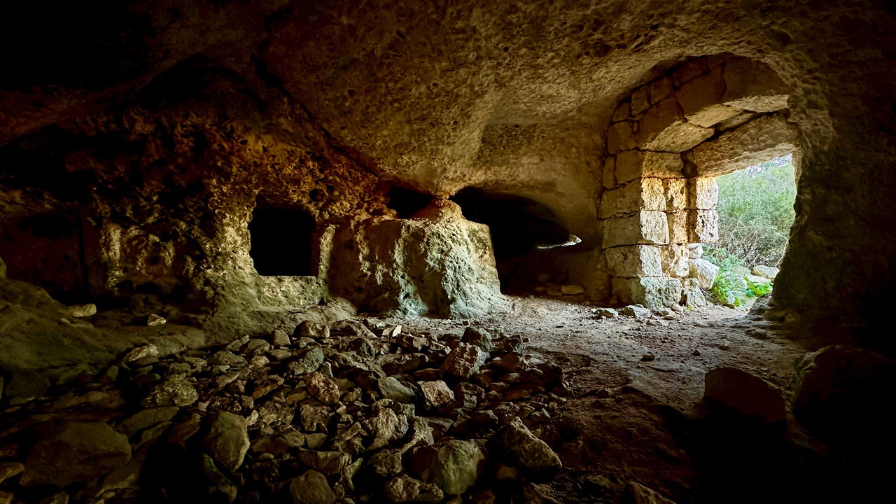WATCH: Delve into Mosta's Hidden Catacombs with a Local Explorer - Oh ...